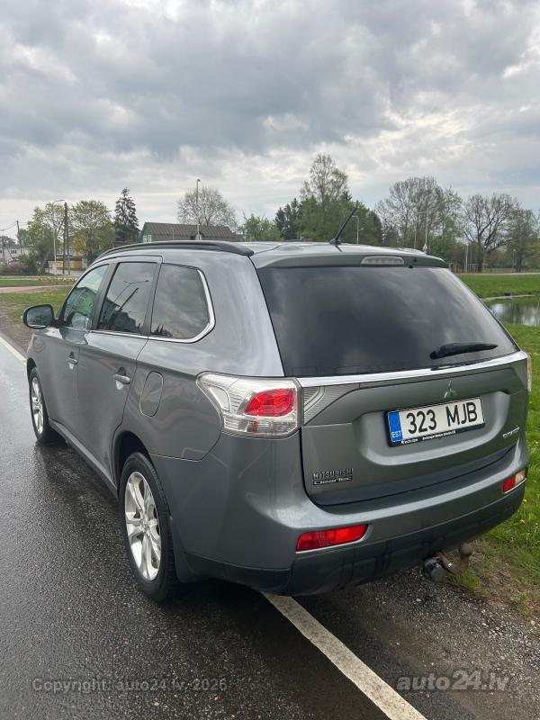 Pelēks Mitsubishi Outlander 2013 Rakvere, ar dzinēja tilpumu 2.00 L un nobraukumu 270 tūkst. km par 7300 €, foto 3 vietnē AUTOMOTO.COM.LV