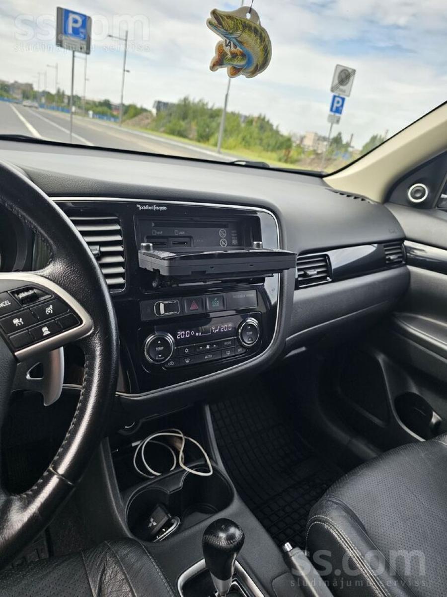 Grey Mitsubishi Outlander 2013 in Riga, with an engine capacity of 2.20 L and mileage of 263 thousand km for 7500 €, photo 6 on AUTOMOTO.COM.LV