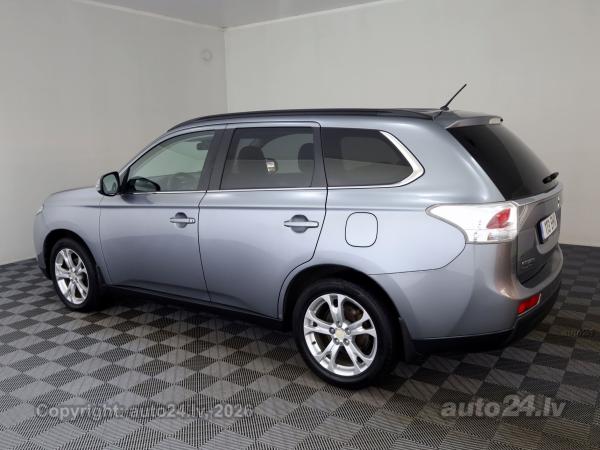 Grey Mitsubishi Outlander 2013 in Tallinn, with an engine capacity of 2.00 L and mileage of 229 thousand km for 4999 €, photo 4 on AUTOMOTO.COM.LV