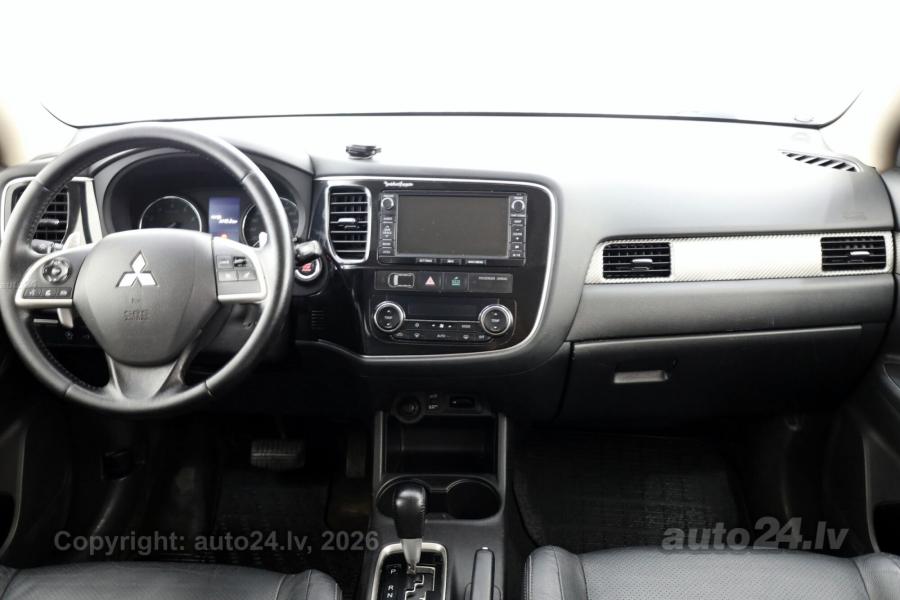 Pelēks Mitsubishi Outlander 2013 Tallina, ar dzinēja tilpumu 2.00 L un nobraukumu 229 tūkst. km par 4999 €, foto 6 vietnē AUTOMOTO.COM.LV