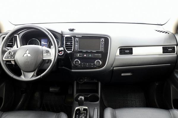 Grey Mitsubishi Outlander 2013 in Tallinn, with an engine capacity of 2.00 L and mileage of 229 thousand km for 4999 €, photo 5 on AUTOMOTO.COM.LV