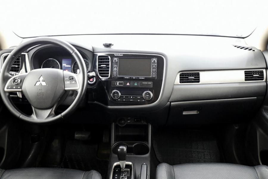 Pelēks Mitsubishi Outlander 2013 Tallina, ar dzinēja tilpumu 2.00 L un nobraukumu 229 tūkst. km par 4999 €, foto 6 vietnē AUTOMOTO.COM.LV