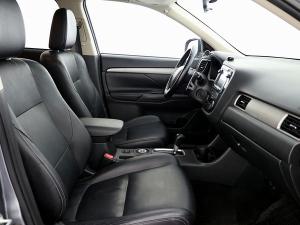 Pelēks Mitsubishi Outlander 2013 Tallina, ar dzinēja tilpumu 2.00 L un nobraukumu 229 tūkst. km par 4999 €, foto 7 vietnē AUTOMOTO.COM.LV