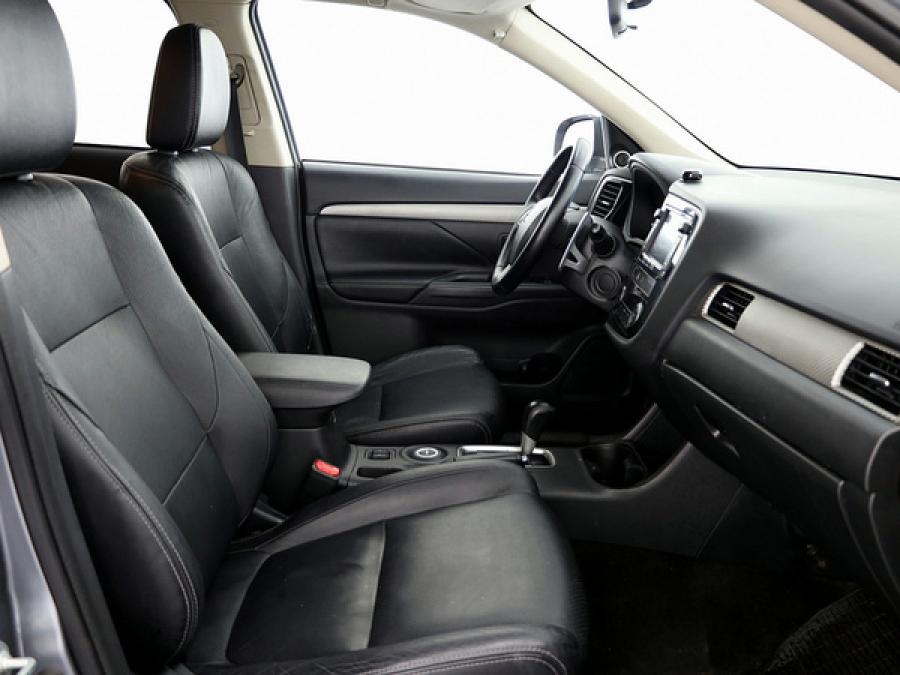 Pelēks Mitsubishi Outlander 2013 Tallina, ar dzinēja tilpumu 2.00 L un nobraukumu 229 tūkst. km par 4999 €, foto 7 vietnē AUTOMOTO.COM.LV