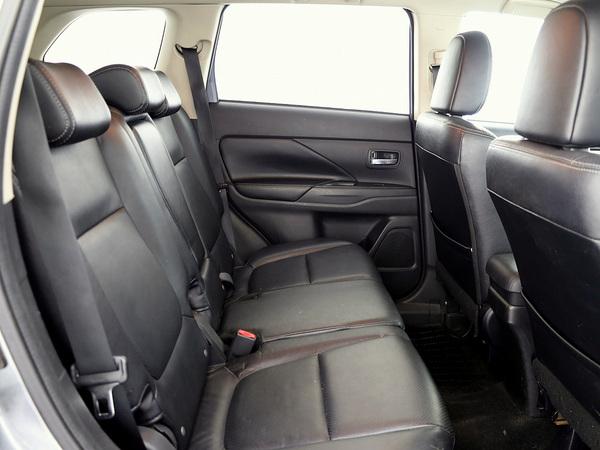 Grey Mitsubishi Outlander 2013 in Tallinn, with an engine capacity of 2.00 L and mileage of 229 thousand km for 4999 €, photo 7 on AUTOMOTO.COM.LV