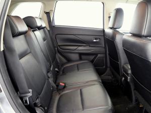 Pelēks Mitsubishi Outlander 2013 Tallina, ar dzinēja tilpumu 2.00 L un nobraukumu 229 tūkst. km par 4999 €, foto 8 vietnē AUTOMOTO.COM.LV