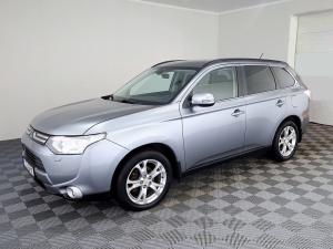 Pelēks Mitsubishi Outlander 2013 Tallina, ar dzinēja tilpumu 2.00 L un nobraukumu 229 tūkst. km par 4999 €, foto 12 vietnē AUTOMOTO.COM.LV