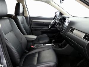 Pelēks Mitsubishi Outlander 2013 Tallina, ar dzinēja tilpumu 2.00 L un nobraukumu 229 tūkst. km par 4999 €, foto 16 vietnē AUTOMOTO.COM.LV