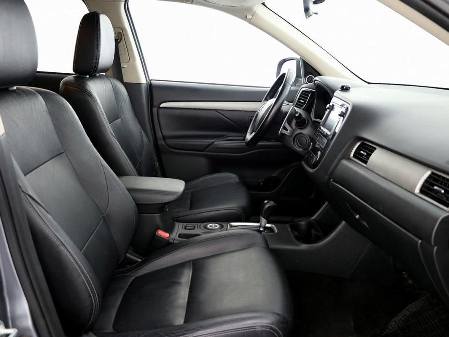 Pelēks Mitsubishi Outlander 2013 Tallina, ar dzinēja tilpumu 2.00 L un nobraukumu 229 tūkst. km par 4999 €, foto 16 vietnē AUTOMOTO.COM.LV