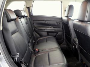 Pelēks Mitsubishi Outlander 2013 Tallina, ar dzinēja tilpumu 2.00 L un nobraukumu 229 tūkst. km par 4999 €, foto 17 vietnē AUTOMOTO.COM.LV