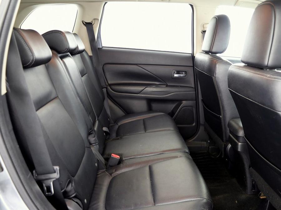 Pelēks Mitsubishi Outlander 2013 Tallina, ar dzinēja tilpumu 2.00 L un nobraukumu 229 tūkst. km par 4999 €, foto 17 vietnē AUTOMOTO.COM.LV