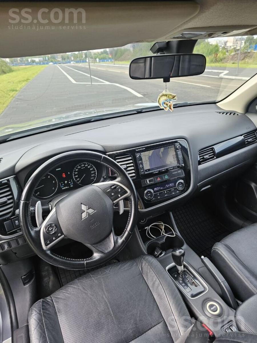 Grey Mitsubishi Outlander 2013 in Riga, with an engine capacity of 2.20 L and mileage of 263 thousand km for 6500 €, photo 4 on AUTOMOTO.COM.LV