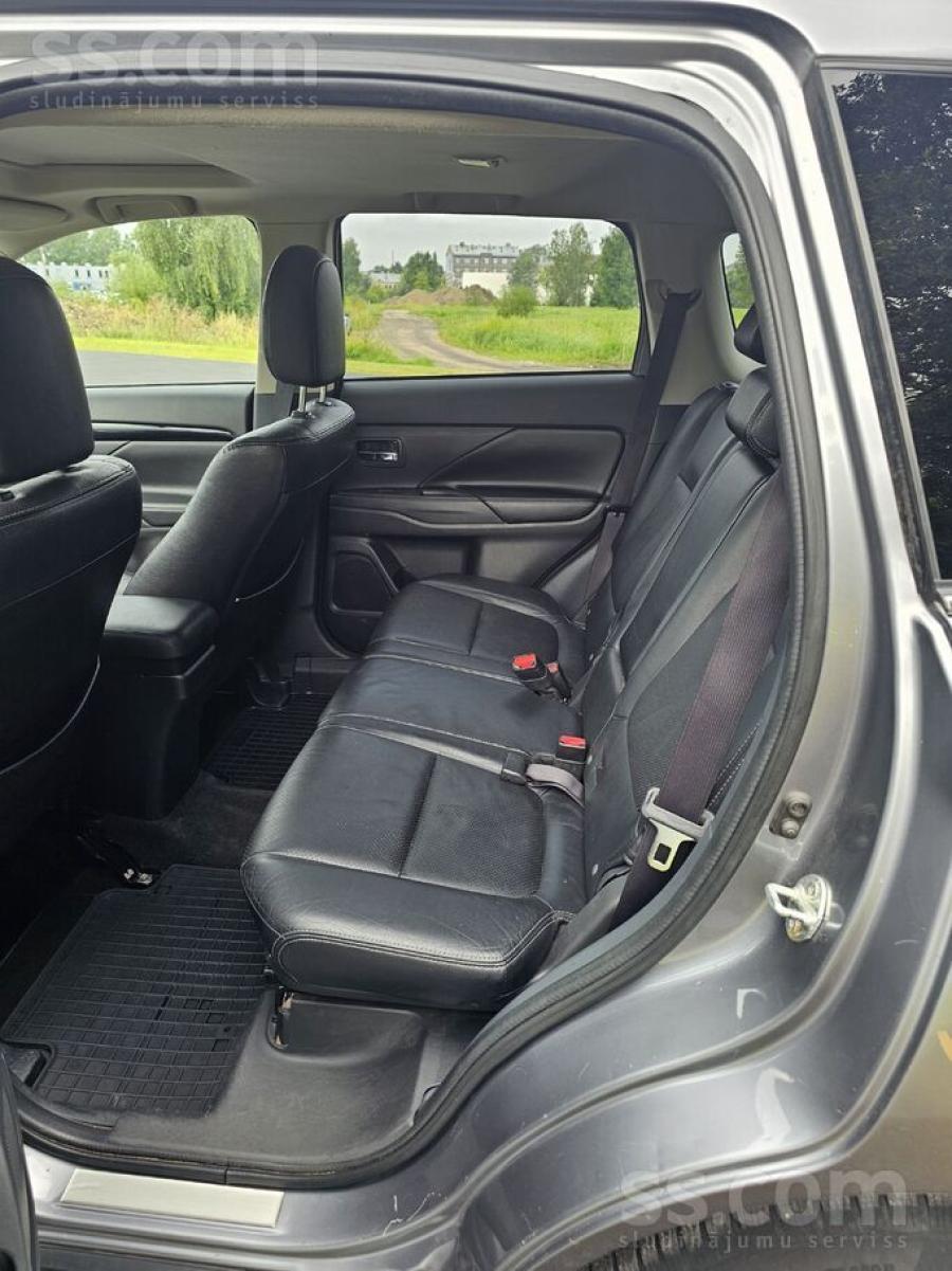 Grey Mitsubishi Outlander 2013 in Riga, with an engine capacity of 2.20 L and mileage of 263 thousand km for 6500 €, photo 5 on AUTOMOTO.COM.LV