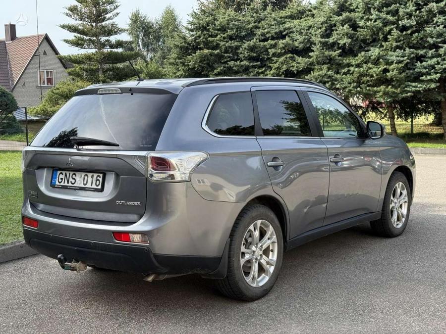 Grey Mitsubishi Outlander 2013 in Prienai, with an engine capacity of 2.27 L and mileage of 211 thousand km for 6100 €, photo 5 on AUTOMOTO.COM.LV