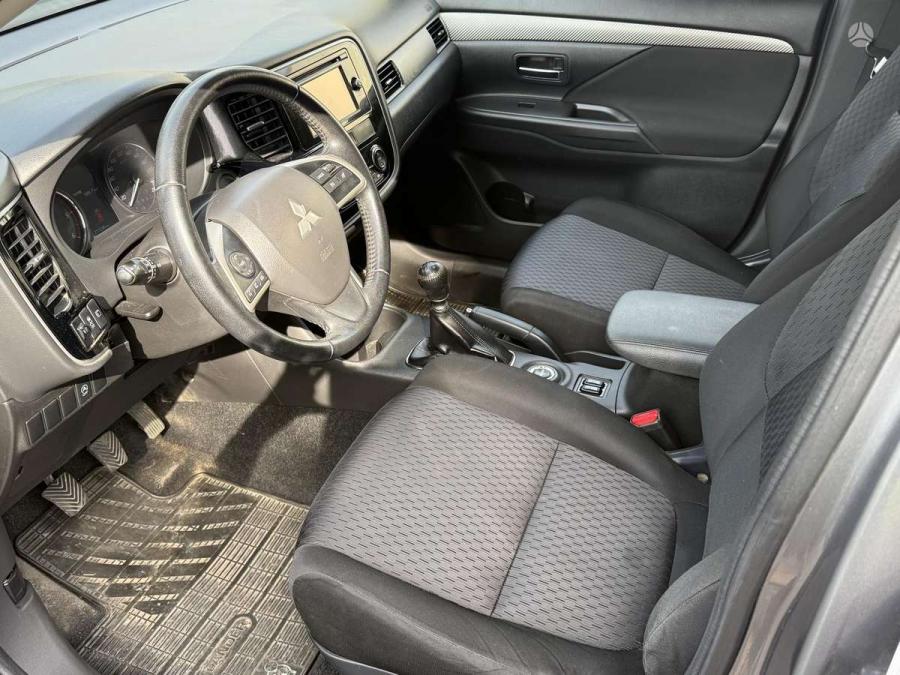 Grey Mitsubishi Outlander 2013 in Prienai, with an engine capacity of 2.27 L and mileage of 211 thousand km for 6100 €, photo 6 on AUTOMOTO.COM.LV
