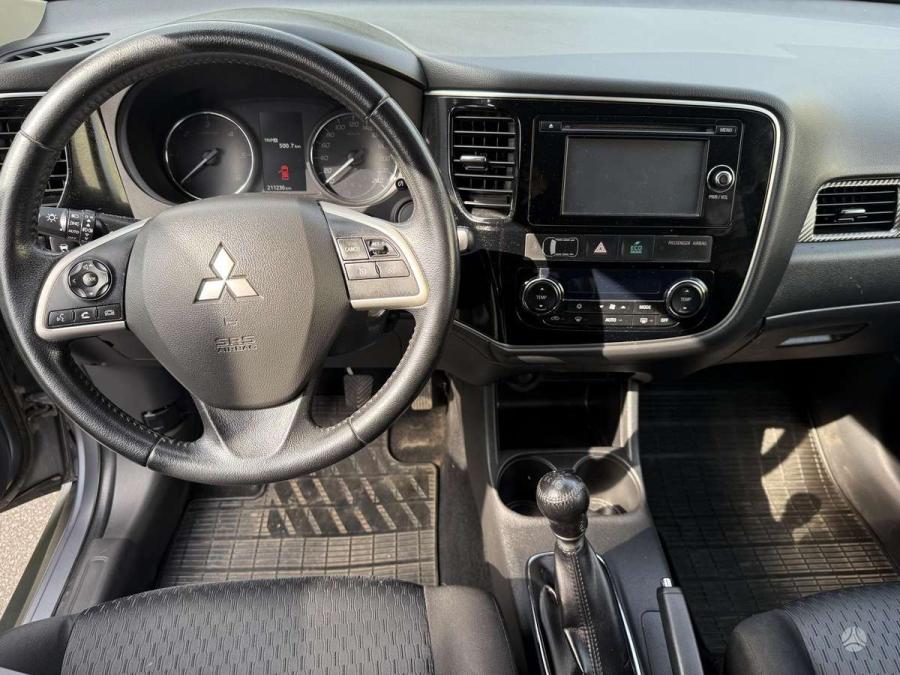 Grey Mitsubishi Outlander 2013 in Prienai, with an engine capacity of 2.27 L and mileage of 211 thousand km for 6100 €, photo 7 on AUTOMOTO.COM.LV