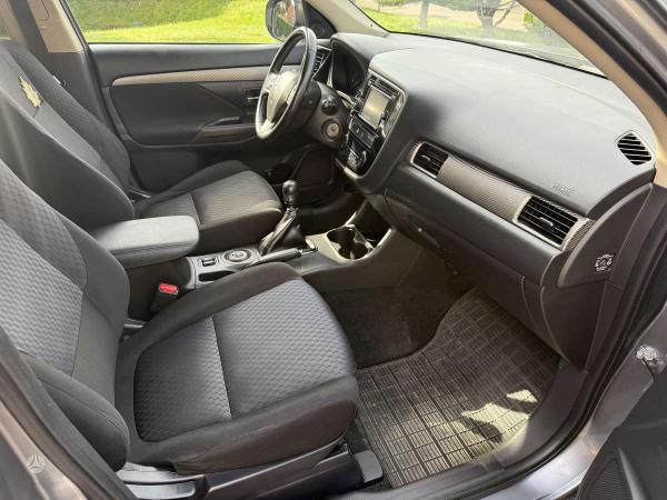 Mitsubishi Outlander 2013 in Prienai on AUTOMOTO.COM.LV Grey Mitsubishi Outlander 2013 in Prienai, with an engine capacity of 2.27 L and mileage of 211 thousand km for 6100 €, photo 9 on AUTOMOTO.COM.LV