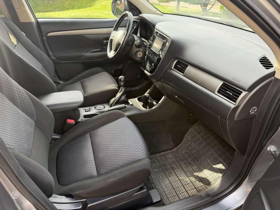 Grey Mitsubishi Outlander 2013 in Prienai, with an engine capacity of 2.27 L and mileage of 211 thousand km for 6100 €, photo 9 on AUTOMOTO.COM.LV
