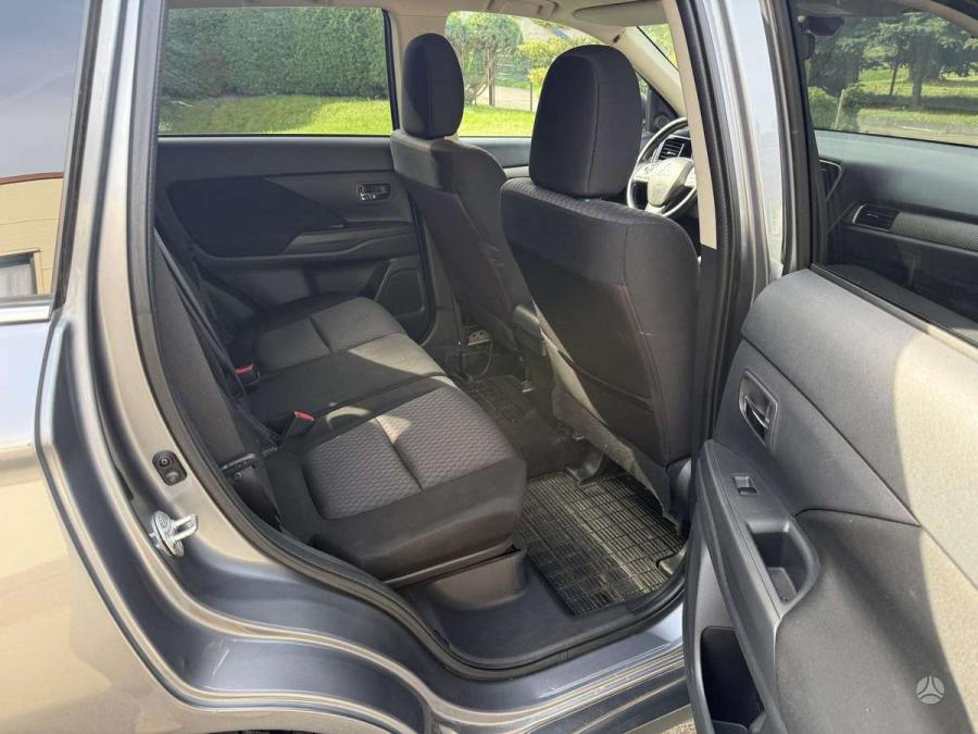 Grey Mitsubishi Outlander 2013 in Prienai, with an engine capacity of 2.27 L and mileage of 211 thousand km for 6100 €, photo 10 on AUTOMOTO.COM.LV