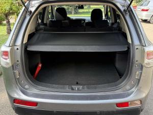 Grey Mitsubishi Outlander 2013 in Prienai, with an engine capacity of 2.27 L and mileage of 211 thousand km for 6100 €, photo 11 on AUTOMOTO.COM.LV