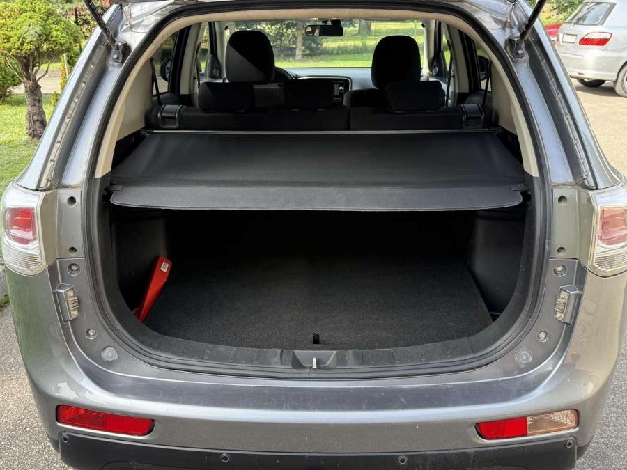 Grey Mitsubishi Outlander 2013 in Prienai, with an engine capacity of 2.27 L and mileage of 211 thousand km for 6100 €, photo 11 on AUTOMOTO.COM.LV
