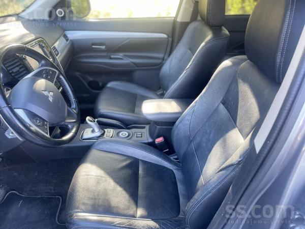 Grey Mitsubishi Outlander 2013 in Vilnius, with an engine capacity of 2.00 L and mileage of 295 thousand km for 4500 €, photo 3 on AUTOMOTO.COM.LV