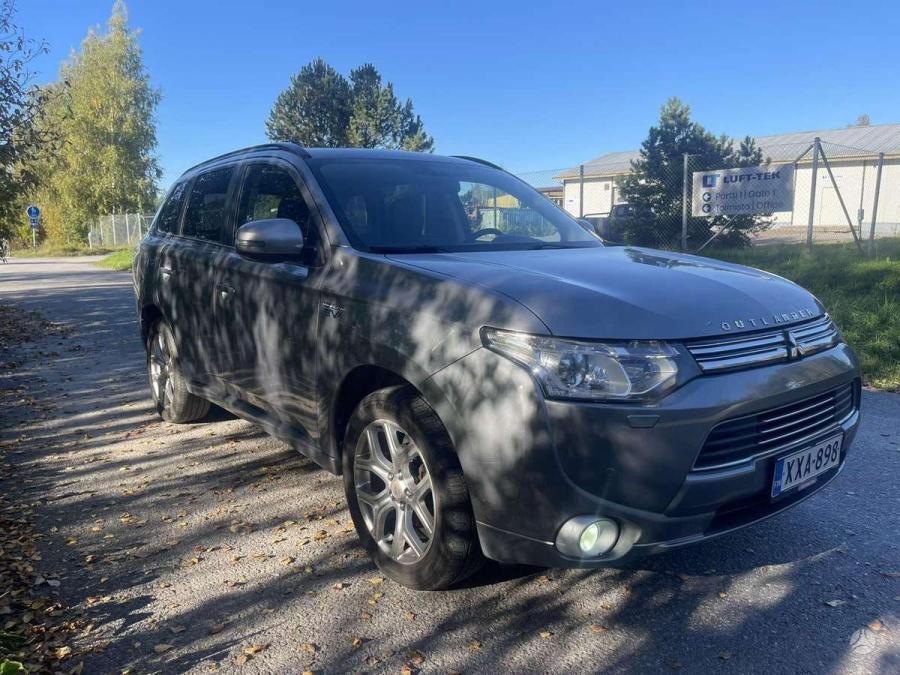 Grey Mitsubishi Outlander 2013 in Vilnius, with an engine capacity of 2.00 L and mileage of 295 thousand km for 4500 €, photo 3 on AUTOMOTO.COM.LV