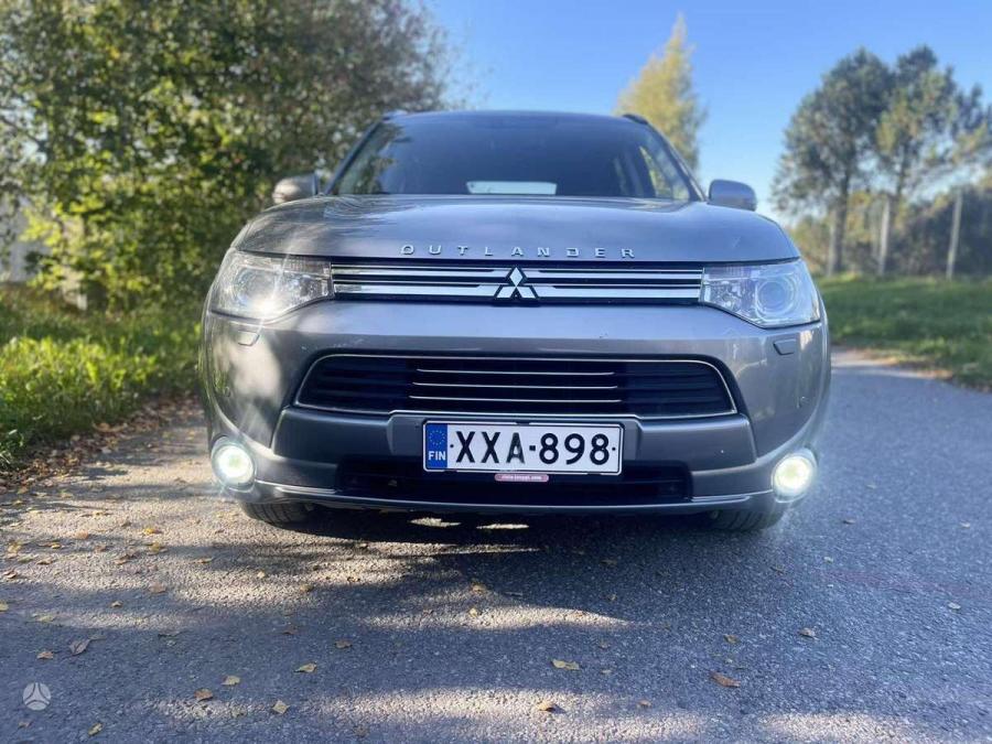 Grey Mitsubishi Outlander 2013 in Vilnius, with an engine capacity of 2.00 L and mileage of 295 thousand km for 4500 €, photo 5 on AUTOMOTO.COM.LV