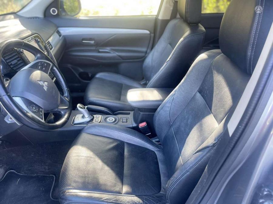 Grey Mitsubishi Outlander 2013 in Vilnius, with an engine capacity of 2.00 L and mileage of 295 thousand km for 4500 €, photo 8 on AUTOMOTO.COM.LV
