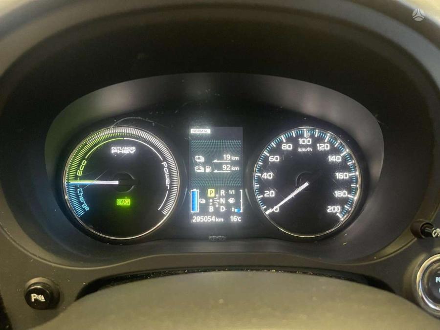 Grey Mitsubishi Outlander 2013 in Vilnius, with an engine capacity of 2.00 L and mileage of 295 thousand km for 4500 €, photo 9 on AUTOMOTO.COM.LV