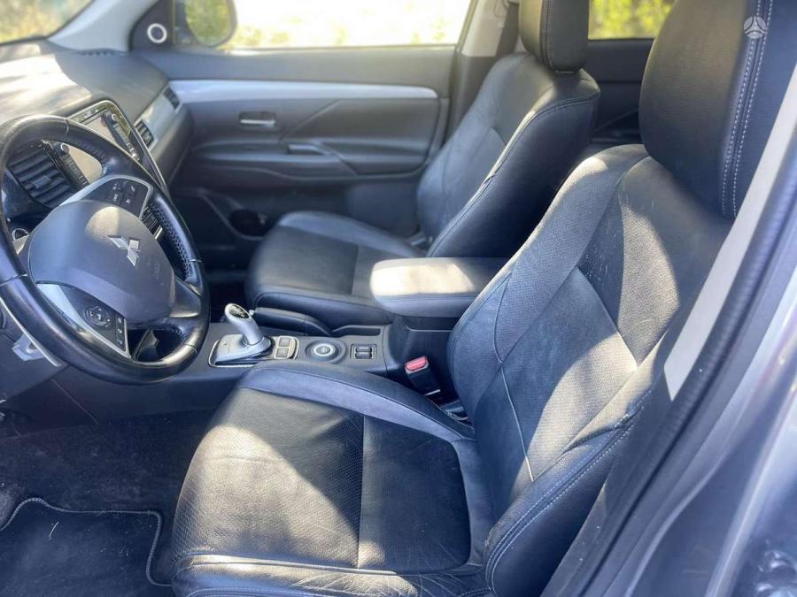 Grey Mitsubishi Outlander 2013 in Vilnius, with an engine capacity of 2.00 L and mileage of 295 thousand km for 4500 €, photo 8 on AUTOMOTO.COM.LV