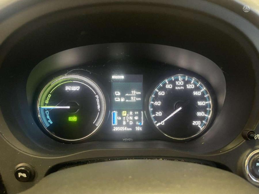 Grey Mitsubishi Outlander 2013 in Vilnius, with an engine capacity of 2.00 L and mileage of 295 thousand km for 4500 €, photo 9 on AUTOMOTO.COM.LV