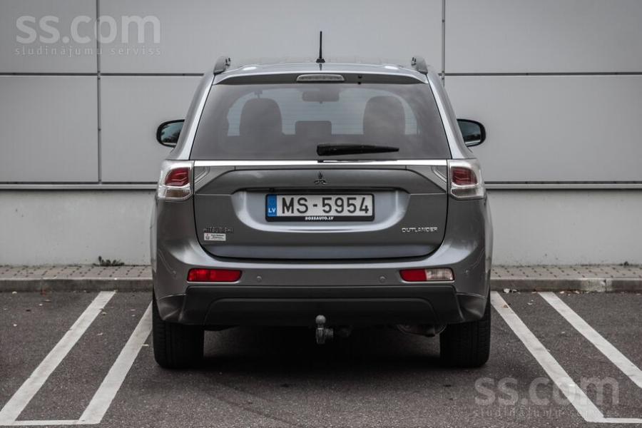 Pelēks Mitsubishi Outlander 2013 Rīga, ar dzinēja tilpumu 2.30 L un nobraukumu 266 tūkst. km par 7950 €, foto 7 vietnē AUTOMOTO.COM.LV