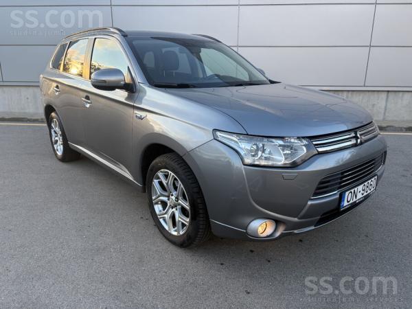Mitsubishi Outlander 2013 in Riga on AUTOMOTO.COM.LV Grey Mitsubishi Outlander 2013 in Riga, with an engine capacity of 2.00 L and mileage of 247 thousand km for 7650 €, photo 1 on AUTOMOTO.COM.LV