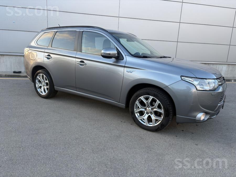 Grey Mitsubishi Outlander 2013 in Riga, with an engine capacity of 2.00 L and mileage of 247 thousand km for 7650 €, photo 3 on AUTOMOTO.COM.LV