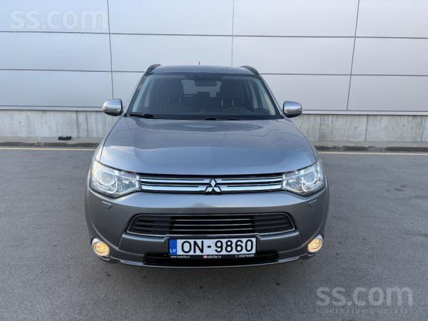 Mitsubishi Outlander 2013 in Riga on AUTOMOTO.COM.LV Grey Mitsubishi Outlander 2013 in Riga, with an engine capacity of 2.00 L and mileage of 247 thousand km for 7650 €, photo 4 on AUTOMOTO.COM.LV