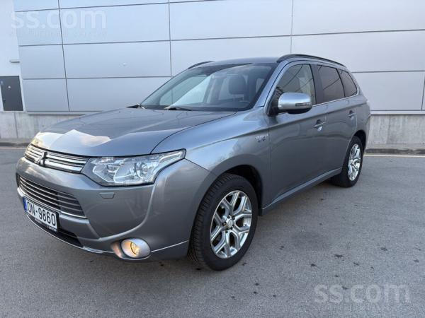 Mitsubishi Outlander 2013 in Riga on AUTOMOTO.COM.LV Grey Mitsubishi Outlander 2013 in Riga, with an engine capacity of 2.00 L and mileage of 247 thousand km for 7650 €, photo 5 on AUTOMOTO.COM.LV