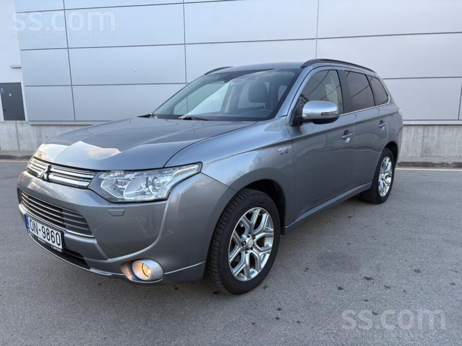 Grey Mitsubishi Outlander 2013 in Riga, with an engine capacity of 2.00 L and mileage of 247 thousand km for 7650 €, photo 5 on AUTOMOTO.COM.LV