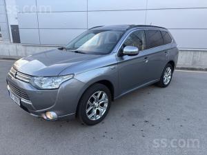 Grey Mitsubishi Outlander 2013 in Riga, with an engine capacity of 2.00 L and mileage of 247 thousand km for 7650 €, photo 6 on AUTOMOTO.COM.LV