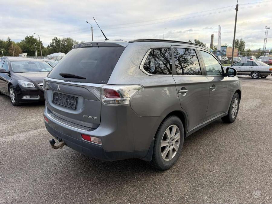Grey Mitsubishi Outlander 2013 in Marijampole, with an engine capacity of 2.27 L and mileage of 207 thousand km for 4150 €, photo 5 on AUTOMOTO.COM.LV