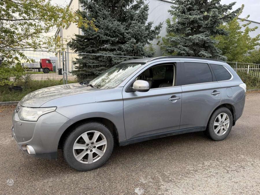 Grey Mitsubishi Outlander 2013 in Marijampole, with an engine capacity of 2.27 L and mileage of 207 thousand km for 4150 €, photo 8 on AUTOMOTO.COM.LV