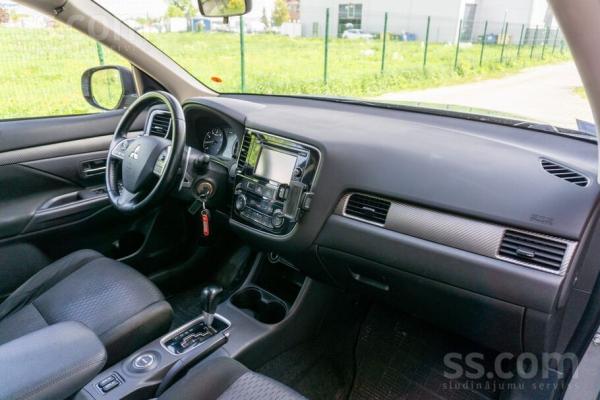 Pelēks Mitsubishi Outlander 2014 Rīga, ar dzinēja tilpumu 2.00 L un nobraukumu 200 tūkst. km par 7990 €, foto 11 vietnē AUTOMOTO.COM.LV