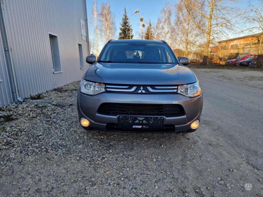 Grey Mitsubishi Outlander 2014 in Ukmerge, with an engine capacity of 2.27 L and mileage of 180 thousand km for 6950 €, photo 2 on AUTOMOTO.COM.LV