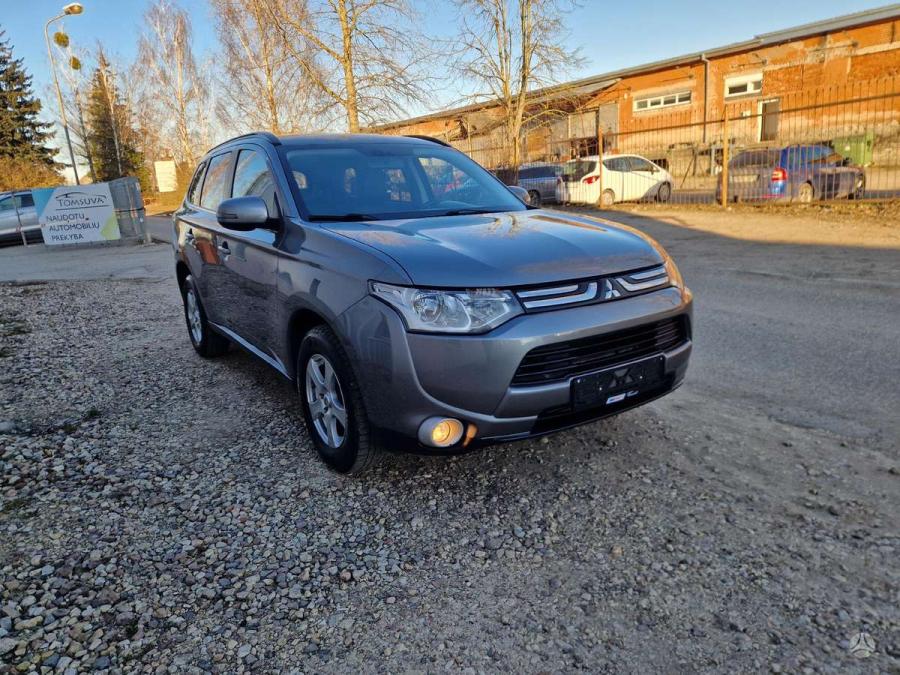 Grey Mitsubishi Outlander 2014 in Ukmerge, with an engine capacity of 2.27 L and mileage of 180 thousand km for 6950 €, photo 3 on AUTOMOTO.COM.LV
