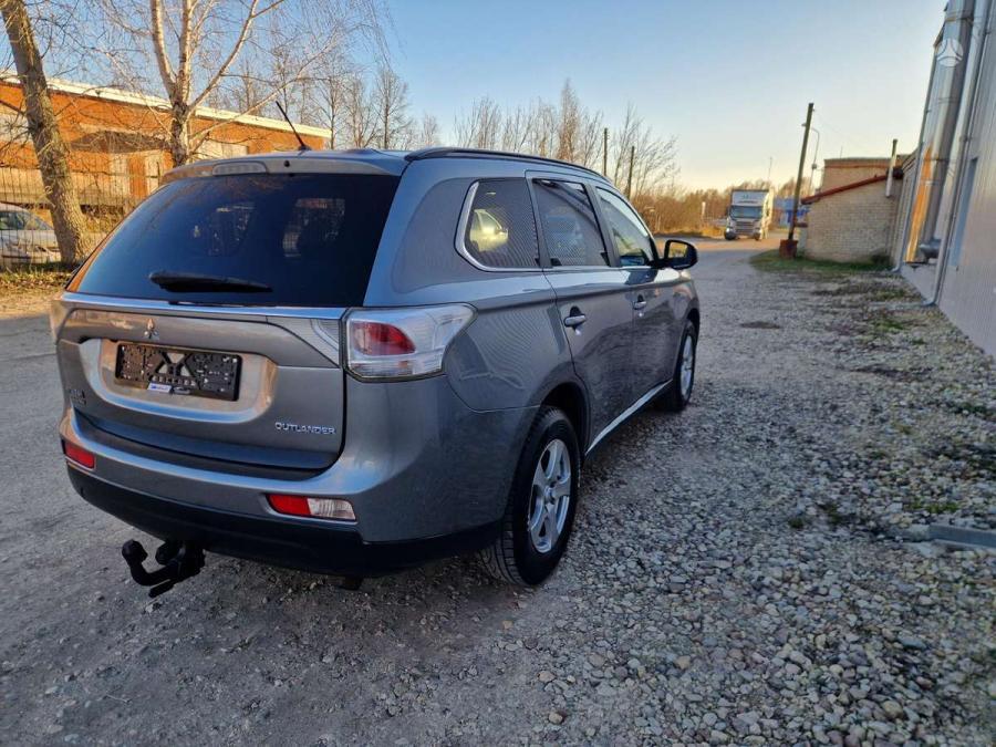 Grey Mitsubishi Outlander 2014 in Ukmerge, with an engine capacity of 2.27 L and mileage of 180 thousand km for 6950 €, photo 5 on AUTOMOTO.COM.LV