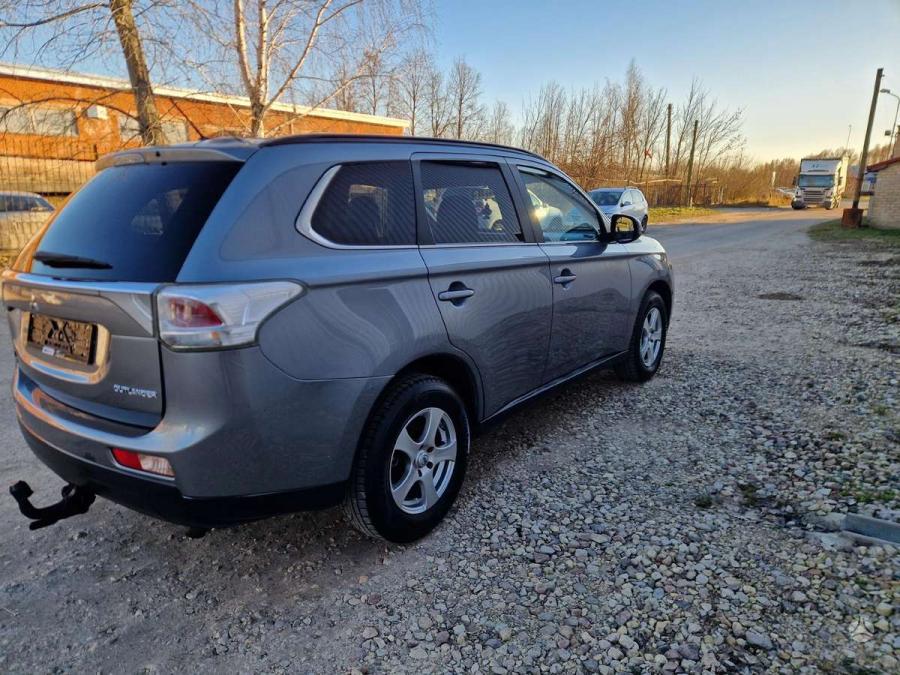 Grey Mitsubishi Outlander 2014 in Ukmerge, with an engine capacity of 2.27 L and mileage of 180 thousand km for 6950 €, photo 6 on AUTOMOTO.COM.LV