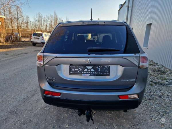 Grey Mitsubishi Outlander 2014 in Ukmerge, with an engine capacity of 2.27 L and mileage of 180 thousand km for 6950 €, photo 7 on AUTOMOTO.COM.LV