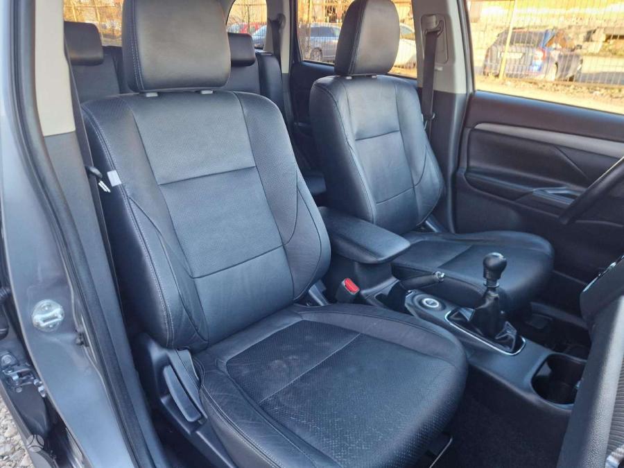 Grey Mitsubishi Outlander 2014 in Ukmerge, with an engine capacity of 2.27 L and mileage of 180 thousand km for 6950 €, photo 15 on AUTOMOTO.COM.LV