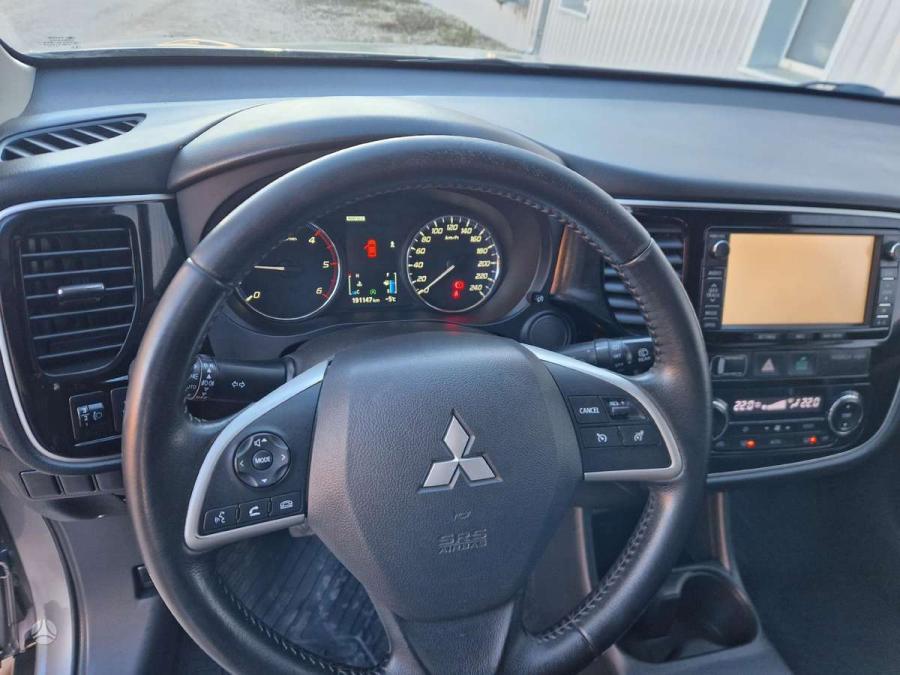 Grey Mitsubishi Outlander 2014 in Ukmerge, with an engine capacity of 2.27 L and mileage of 180 thousand km for 6950 €, photo 19 on AUTOMOTO.COM.LV