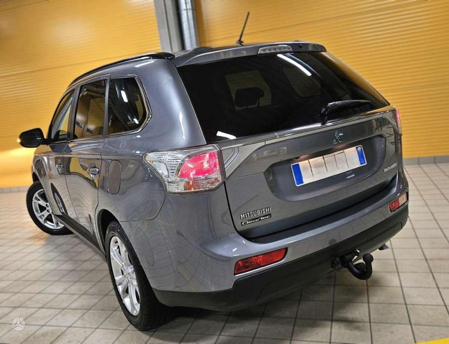 Grey Mitsubishi Outlander 2014 in Klaipeda, with an engine capacity of 0.00 L and mileage of 217 thousand km for 7450 €, photo 3 on AUTOMOTO.COM.LV